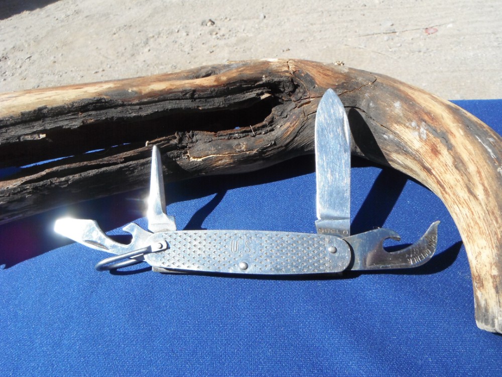 1986 U.S. Military Folding Pocket Knife. U.S. G.I. Issue Pocket Knife