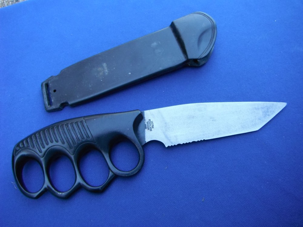 DISCONTINUED UNITED CUTLERY "Trench Knife" knuckle guard design fixed ...