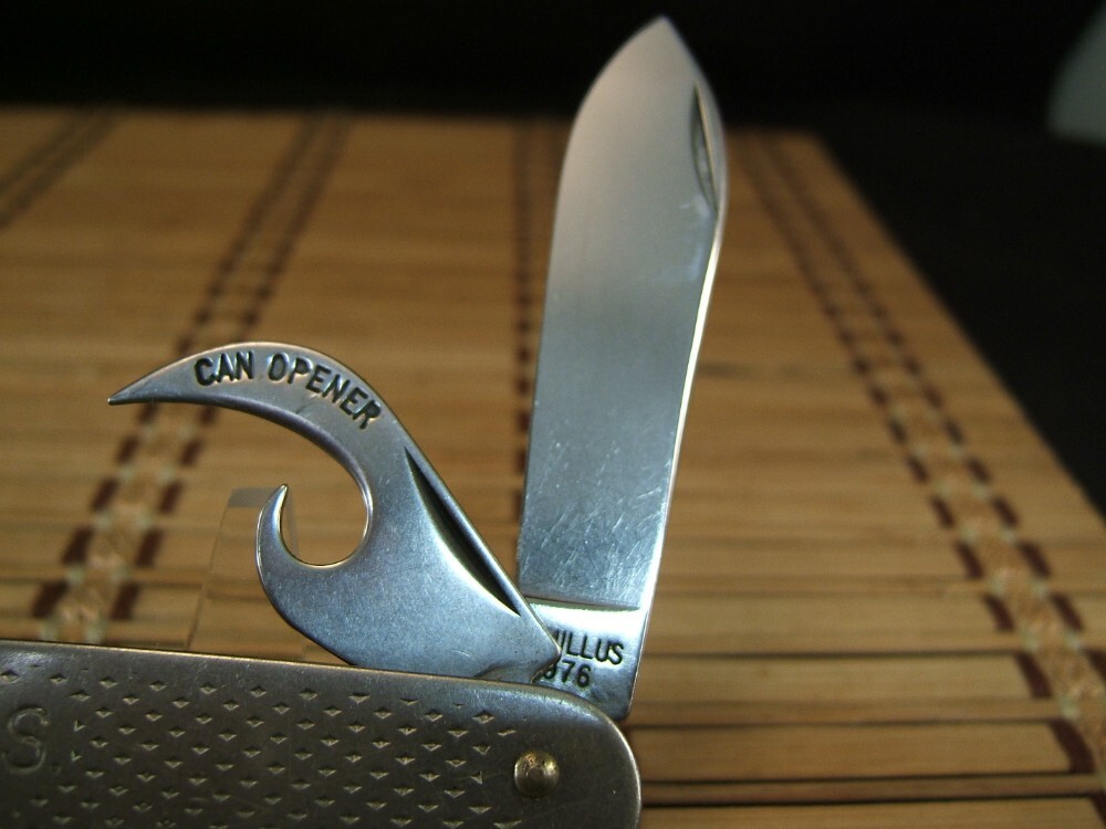 U,S, MILITARY ISSUE MULTI-TOOL SURVIVAL FOLDING POCKET KNIFE BY CAMILLUS U.S.A. MADE EXCELLENT USED