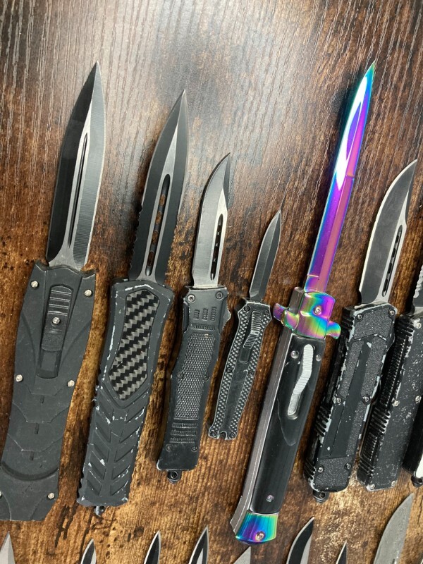 Lot of 20 Automatic Knives