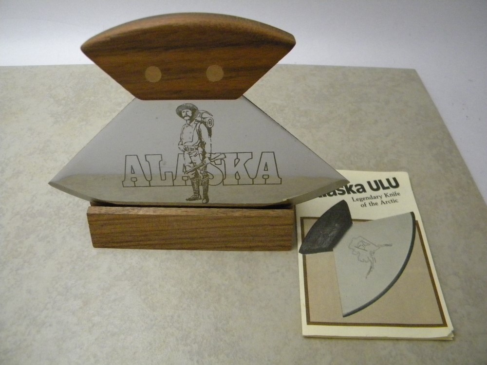 Alaska ULU Walnut Arctic Skinner Knife in Box w/Display Stand
