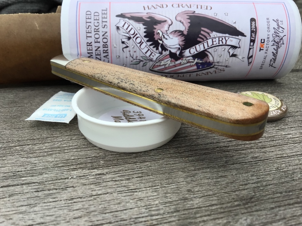 Great Eastern Cutlery 394124 Fiddleback Maple #157 Maple Leaf Shield